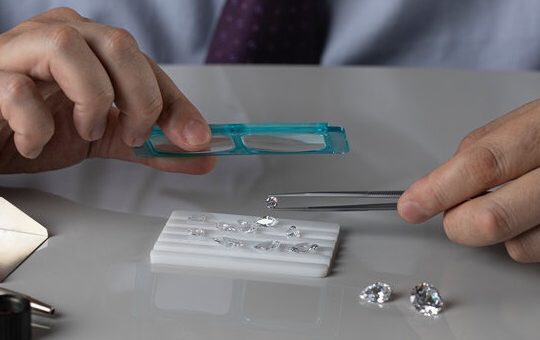 SI1 vs SI2 Diamonds – What Are the Differences? (With Real Examples)